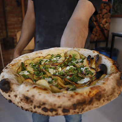 Volare - Pizza estilo Napoletano, pan y café